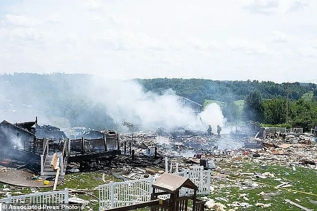 砰地一声爆炸，美国一栋房子竟被炸飞 | 八阕