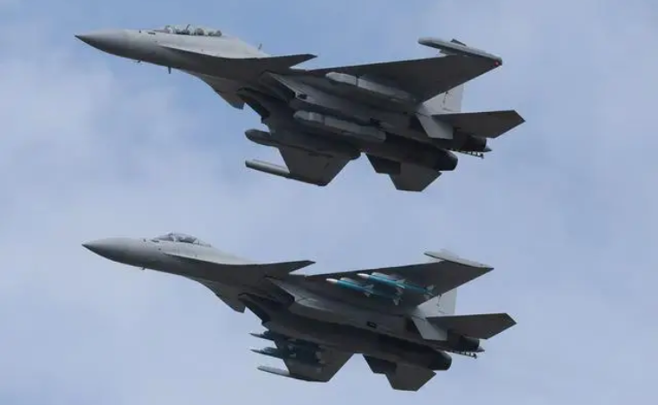 歼15B、歼15D已服役，但有一美中不足 | 八阕