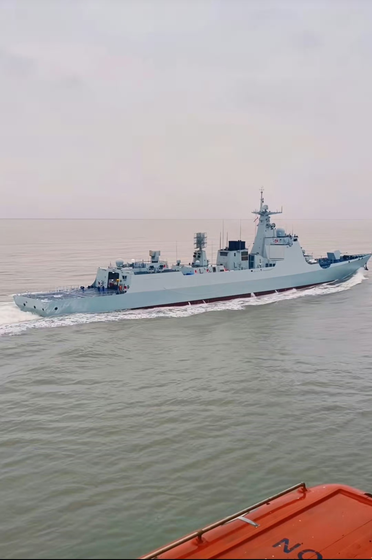 谍照曝光：共军最新改进型052D试航 | 八阕