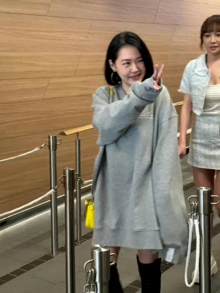 小s现身香港！脸上沟壑纵横、身材走样 八阕