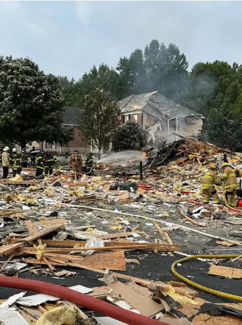 美民宅突爆炸，房主和承包商丧生屋内 | 八阕