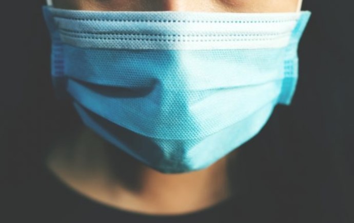 多种病毒夹击，华裔回国抢打疫苗备药 | 八阕